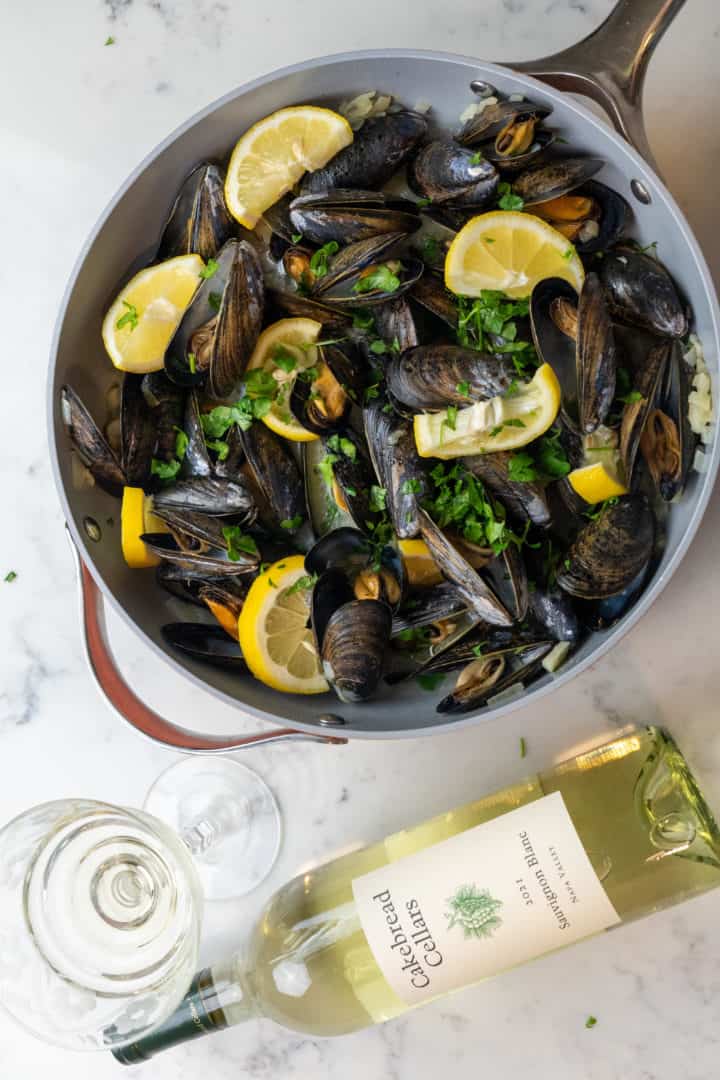 Steamed Mussels In Lemon Garlic-Butter Sauce - Cilantro Parsley